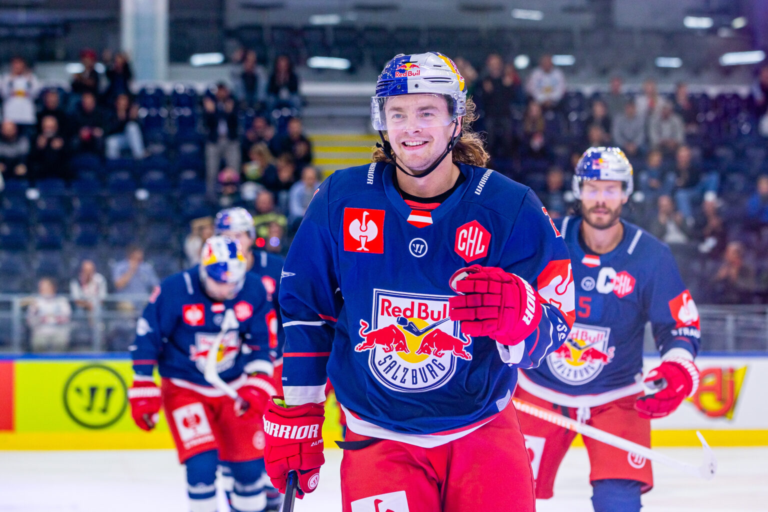 ICEHL: Red Bull Salzburg-Stürmer musste nach Trainingsunfall ins ...